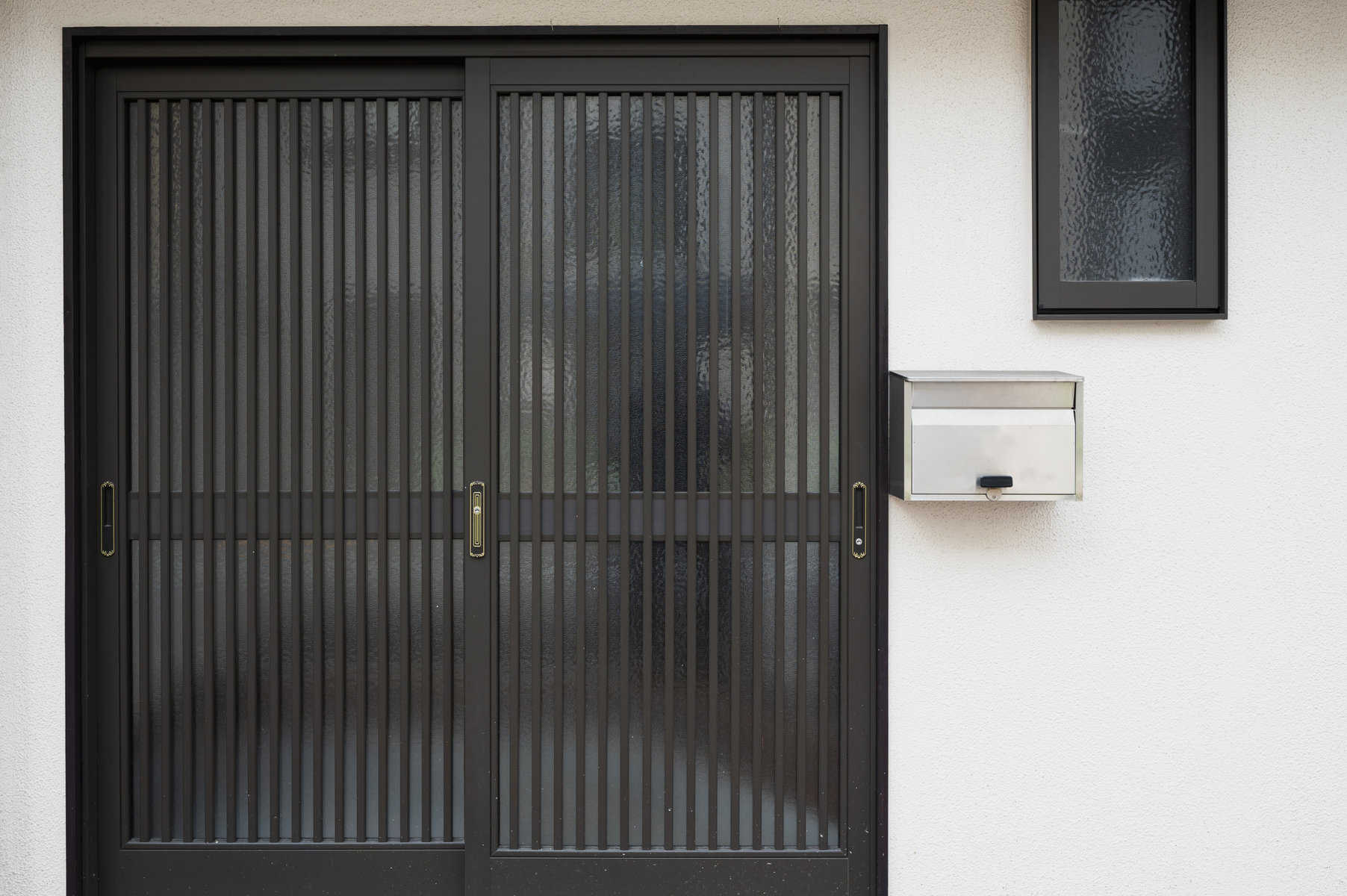 How To Clean Security Screen Doors: A Quick Guide